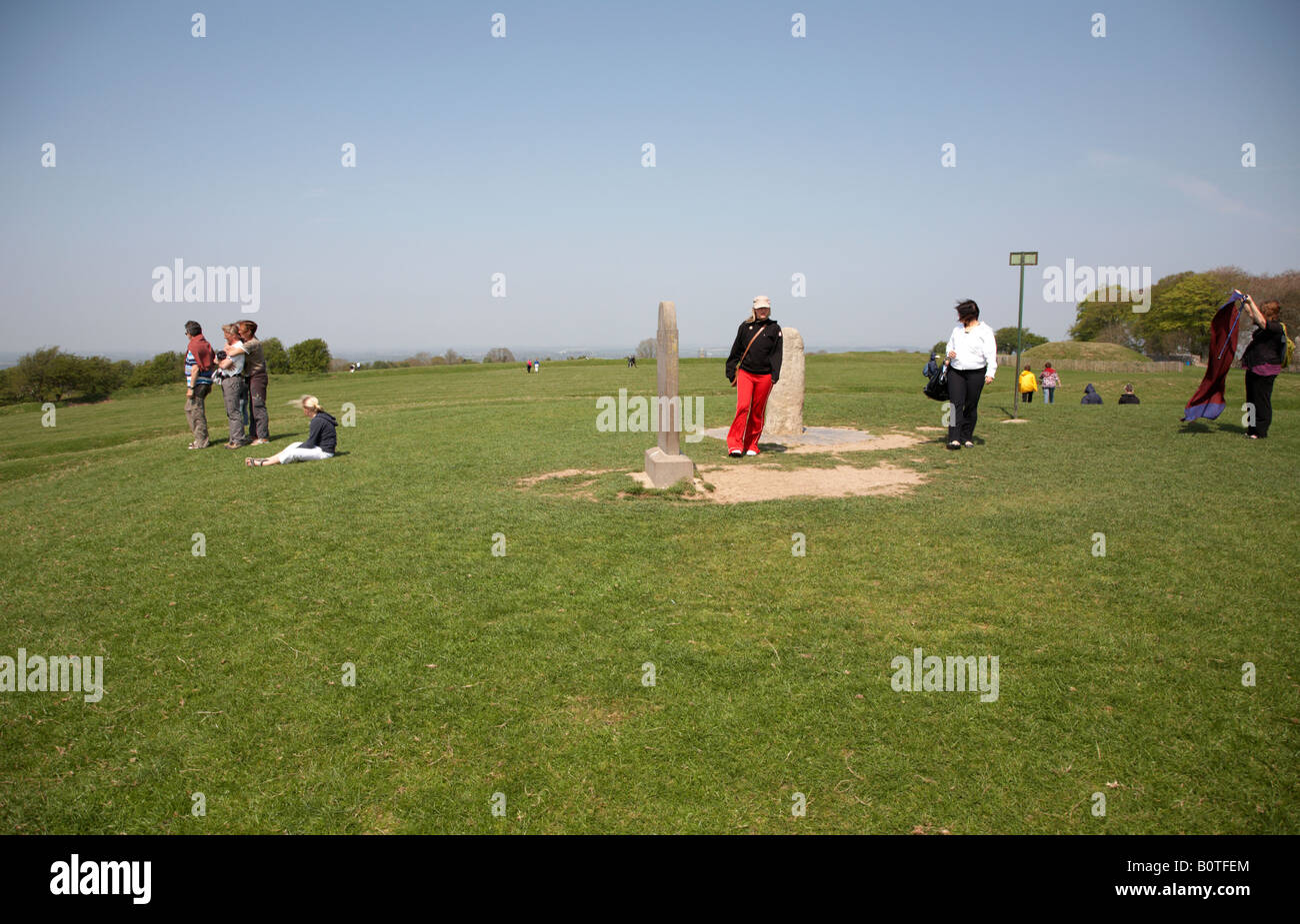 Les touristes à pied sur le forradh siège royal domaine de la colline ...