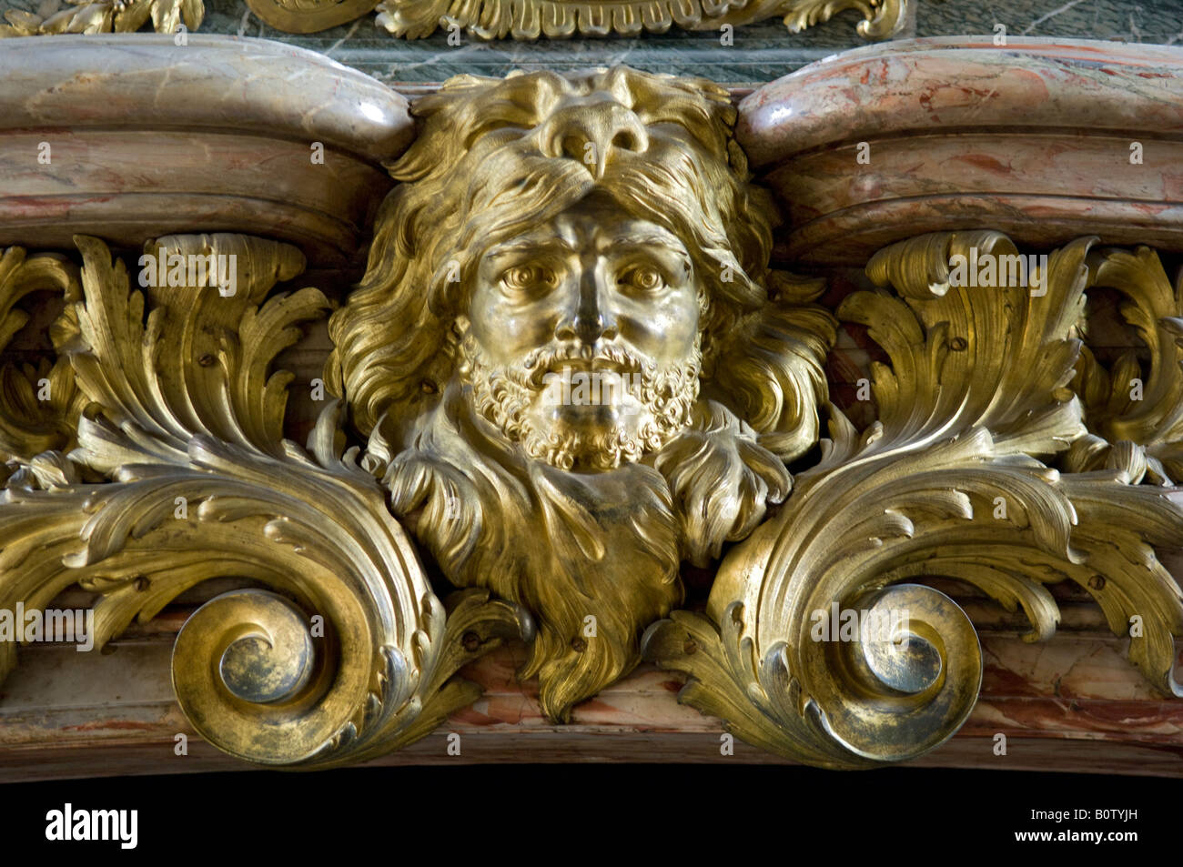 Détails sur une cheminée. Le Château de Versailles ou le Château de Versailles. France Photo ...