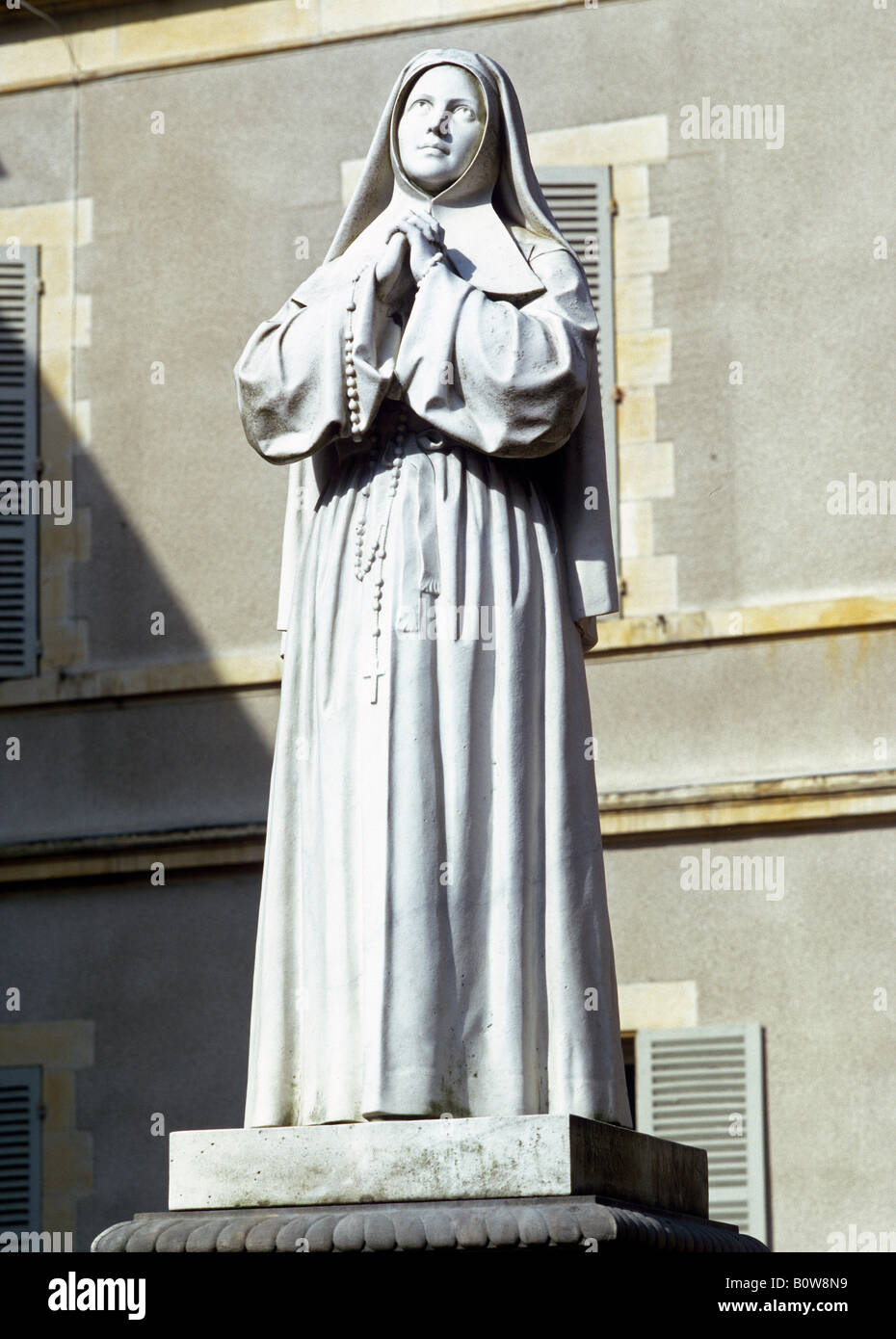 Statue de sainte Bernadette de Lourdes dans le jardin du monastère ...