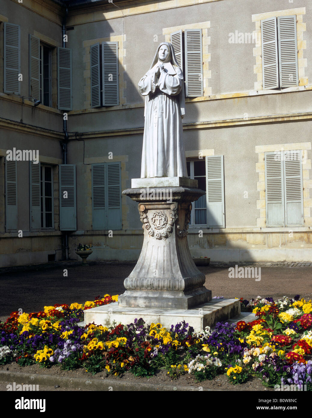 Statue de sainte Bernadette de Lourdes dans le jardin du monastère ...