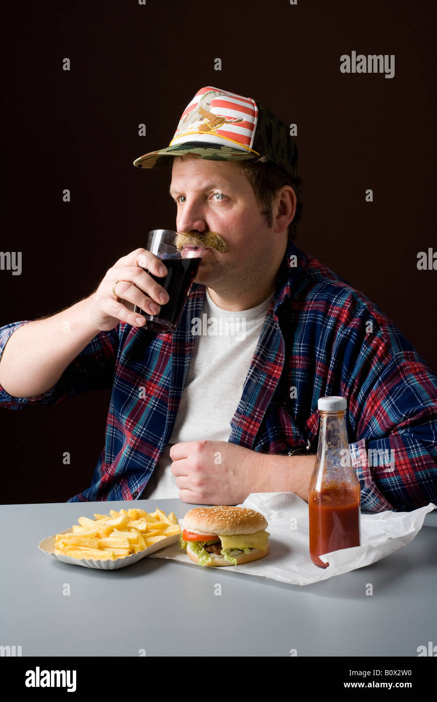 Avec un homme américain stéréotypé fast-food Photo Stock - Alamy