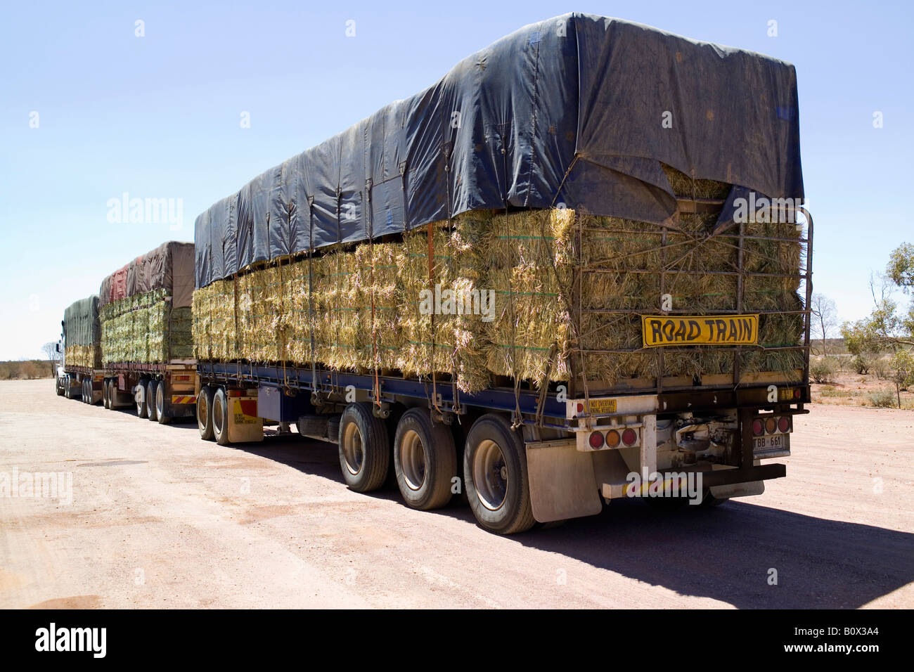 Un camion transportant des ballots de foin Photo Stock - Alamy