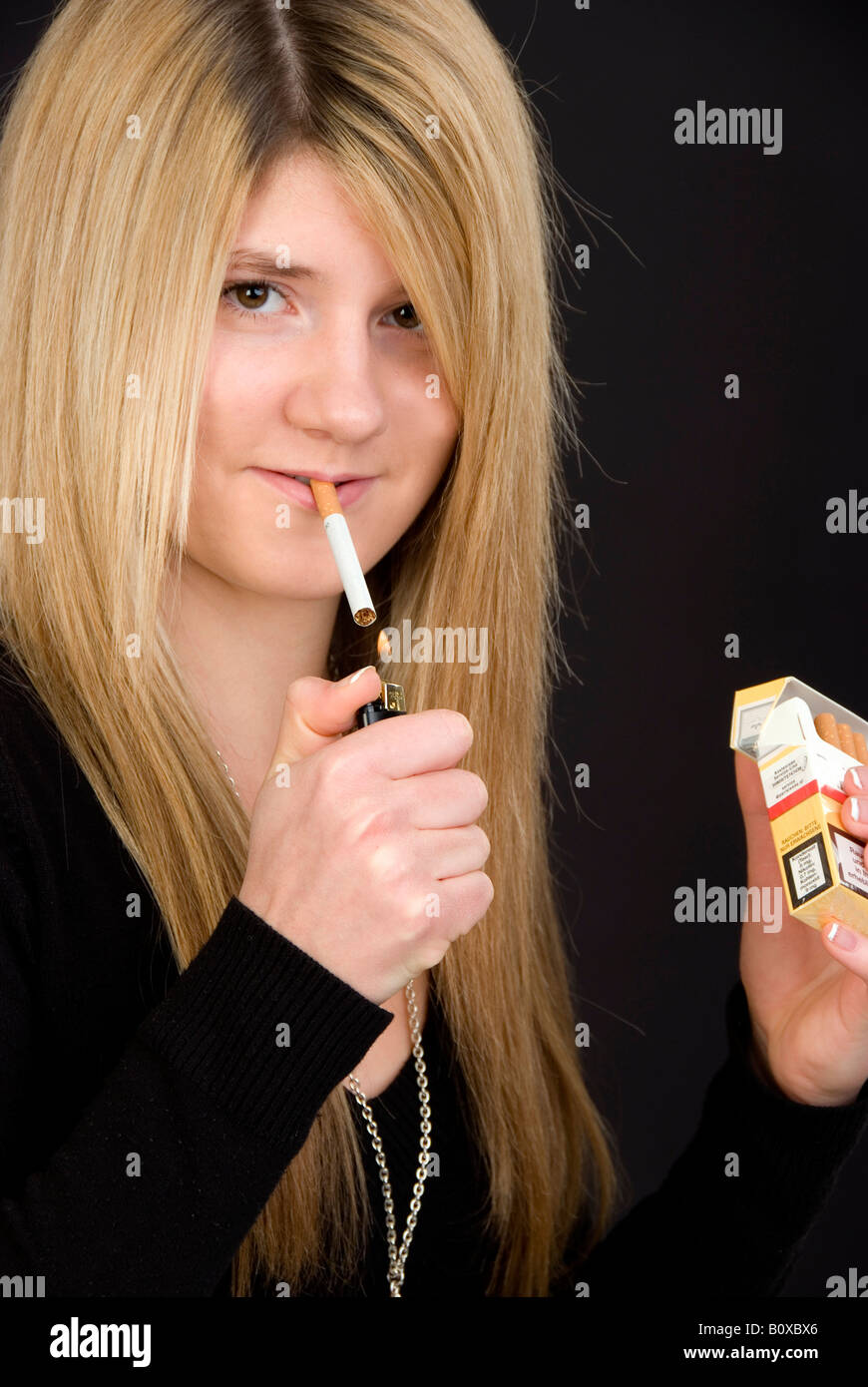Maedchen teenager raucht eine zigarette Banque de photographies et d ...