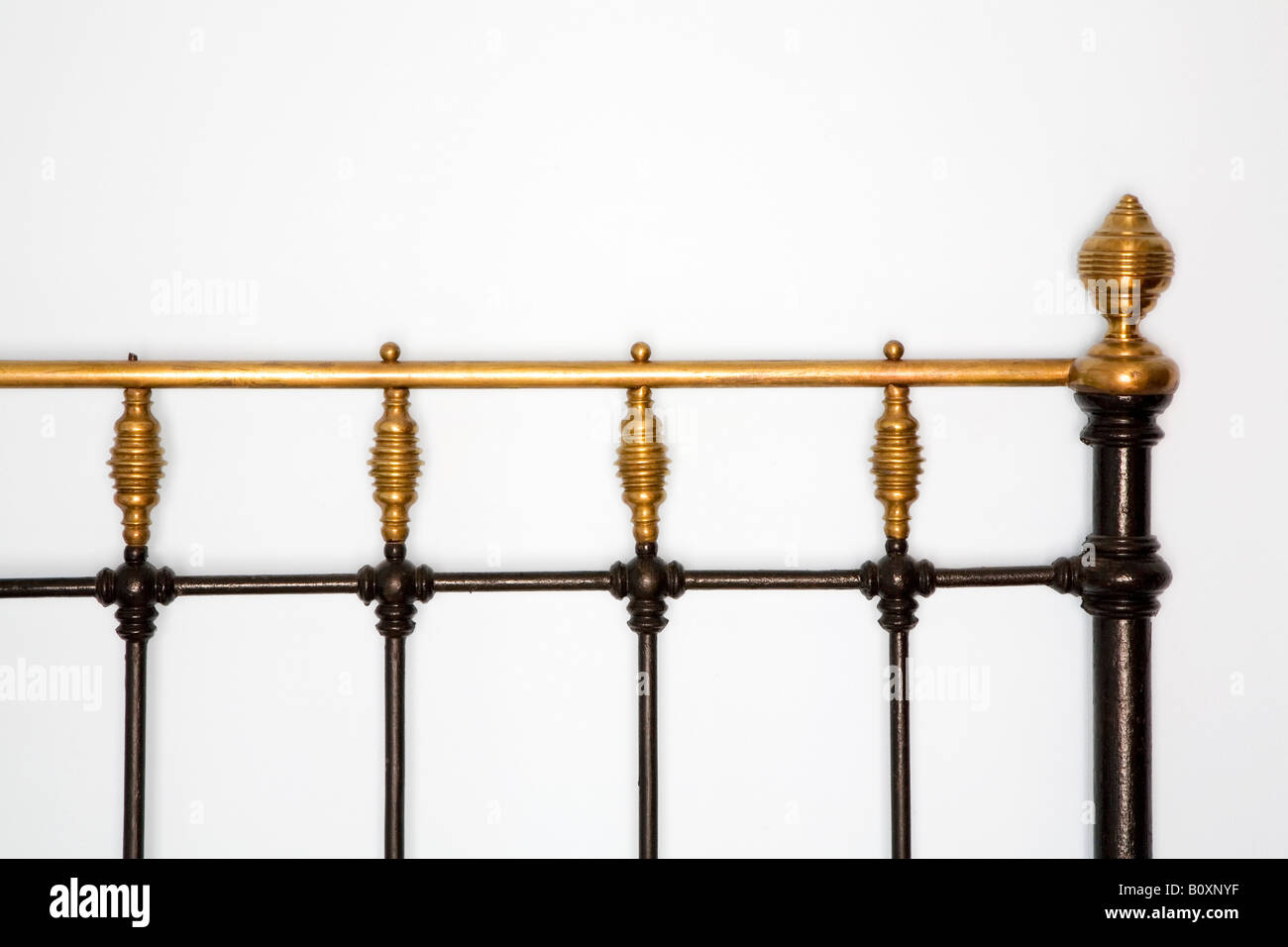 Lit simple en fer forgé Banque de photographies et d’images à haute ...