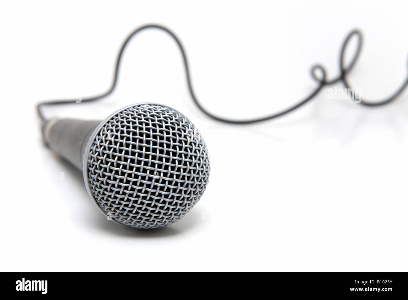 Microphone professionnel avec un câble branché Photo Stock - Alamy