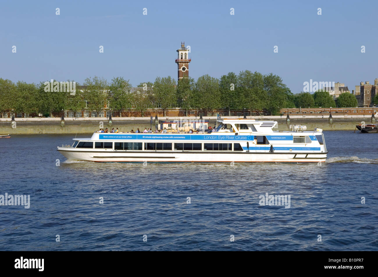 Bateau de croisière avec les touristes à visiter la rivière Thames ...