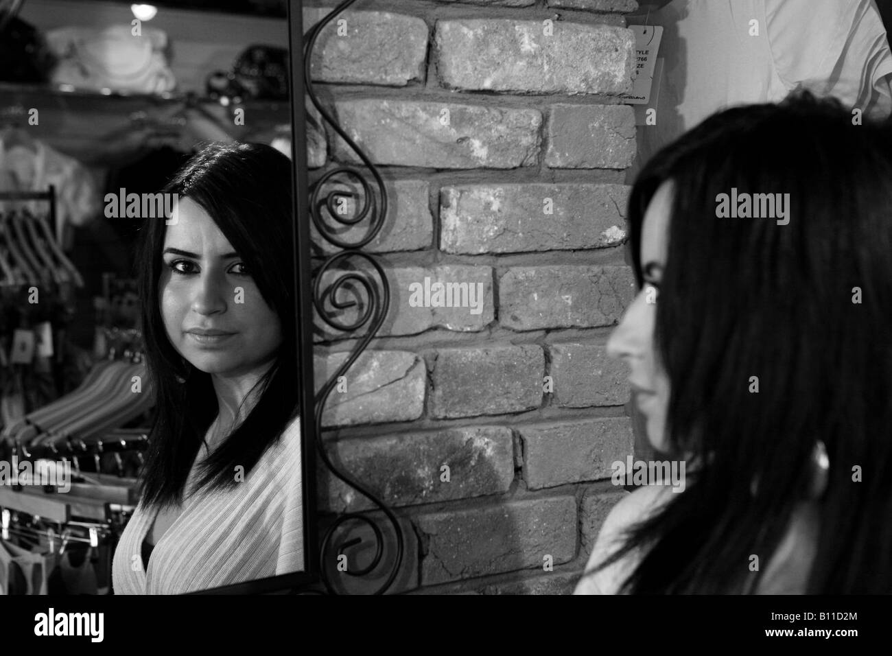 Jeune femme iranienne Banque de photographies et d’images à haute ...