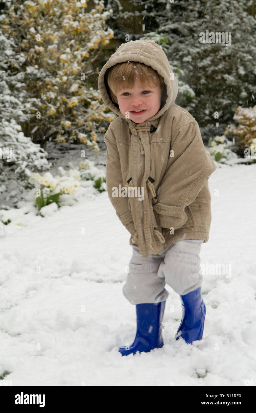 petit garçon, enfant, debout dans la neige à l'air très froid mais ...