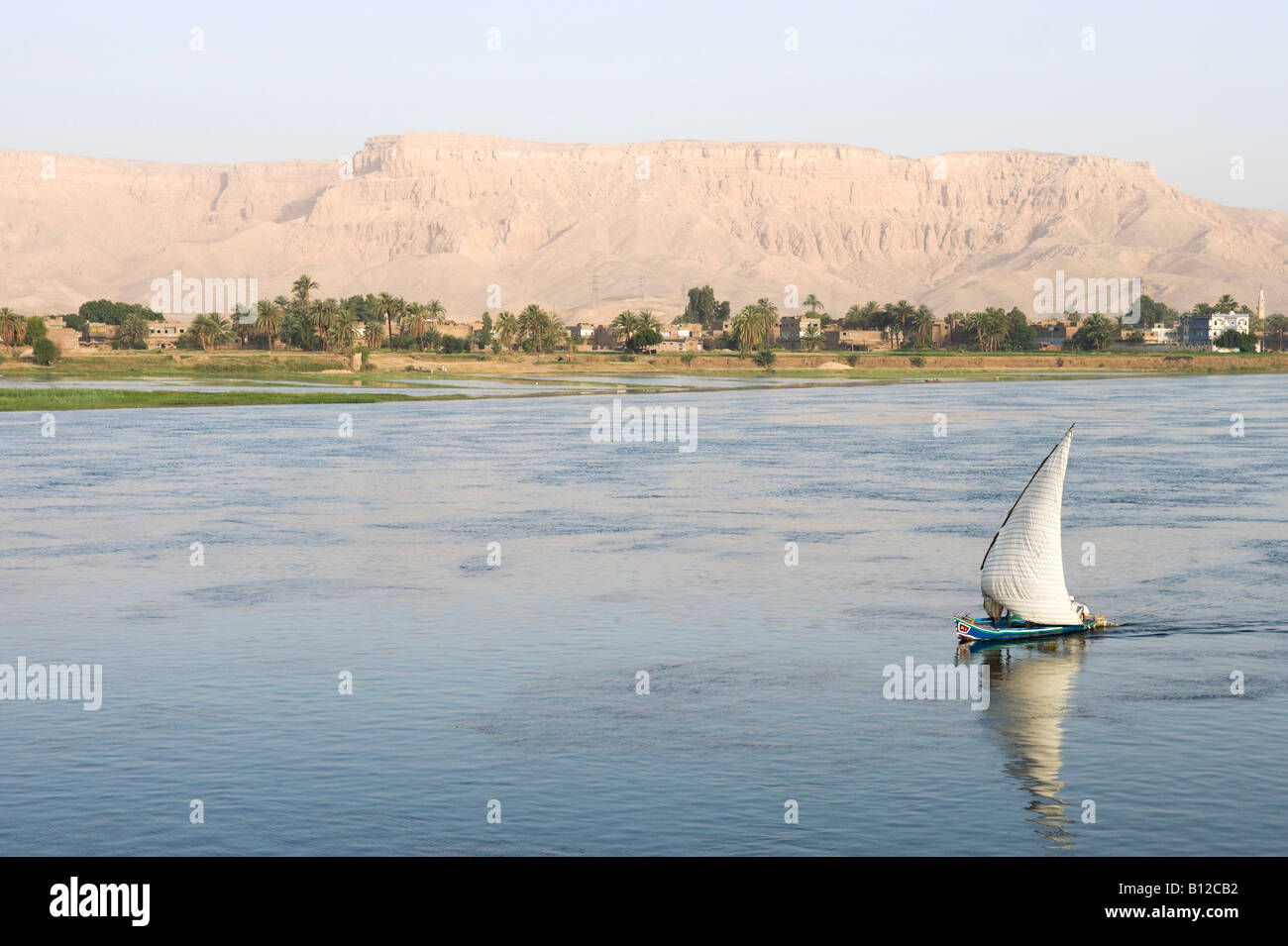 Felouque traditionnelle sur le Nil de Louxor en aval Quena près de la ...
