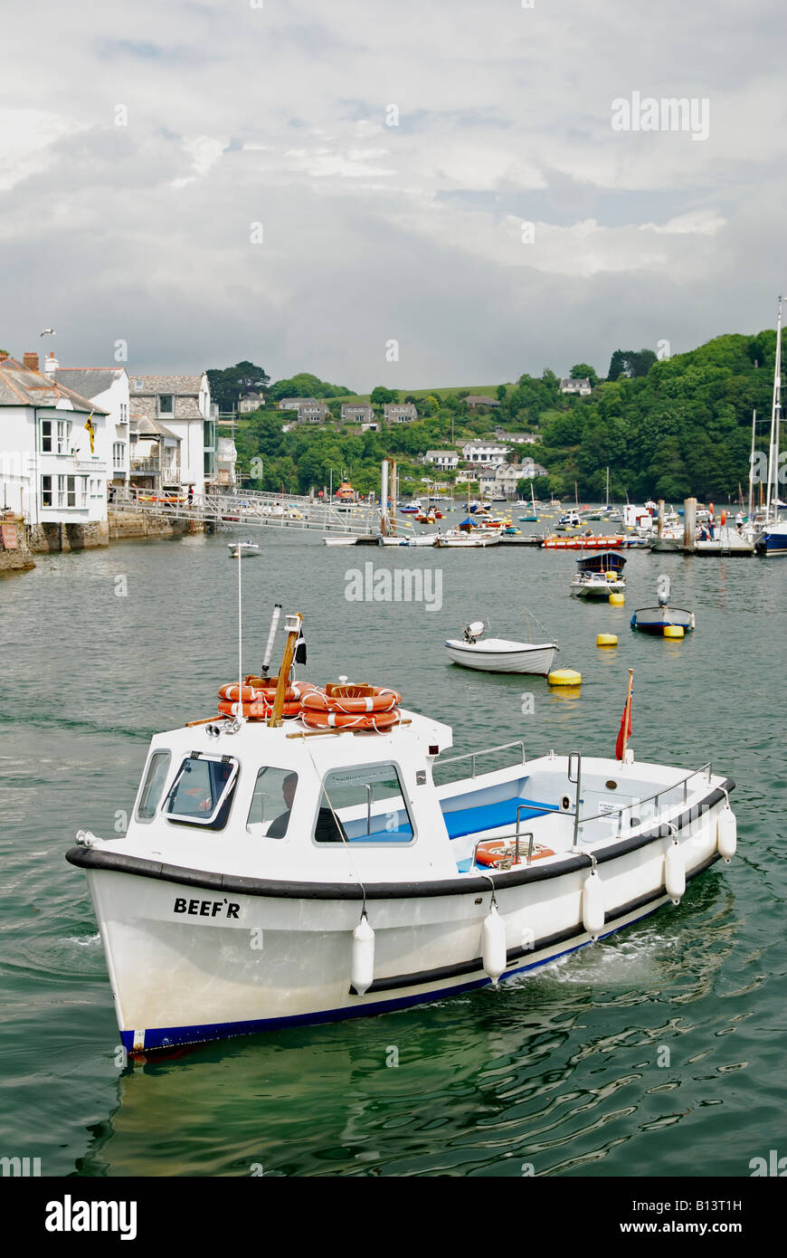 Bateau entrant dans fowey Banque de photographies et d’images à haute ...