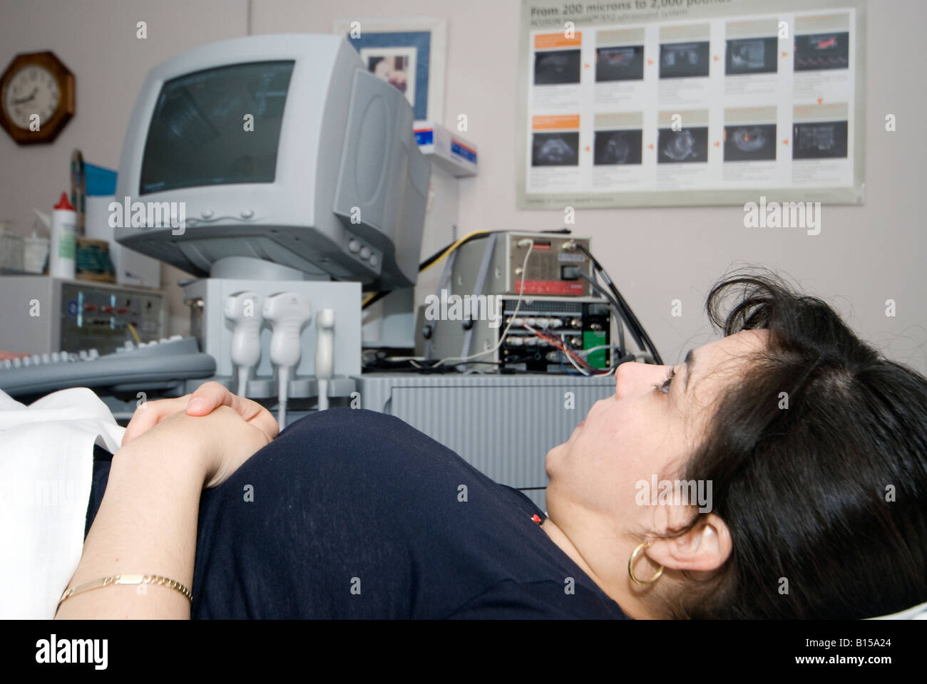 Trente cinq ans pregnant hispanic woman obtient une échographie précoce ...