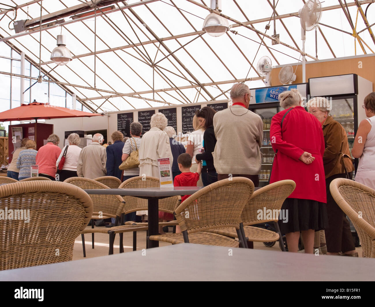 Les personnes âgées en attente pour les rafraîchissements English cafe ...