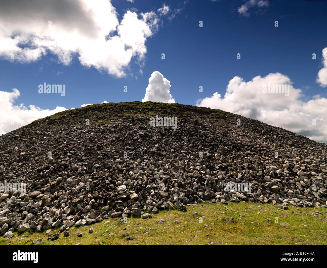Knocknarea cairn Banque de photographies et d’images à haute résolution ...