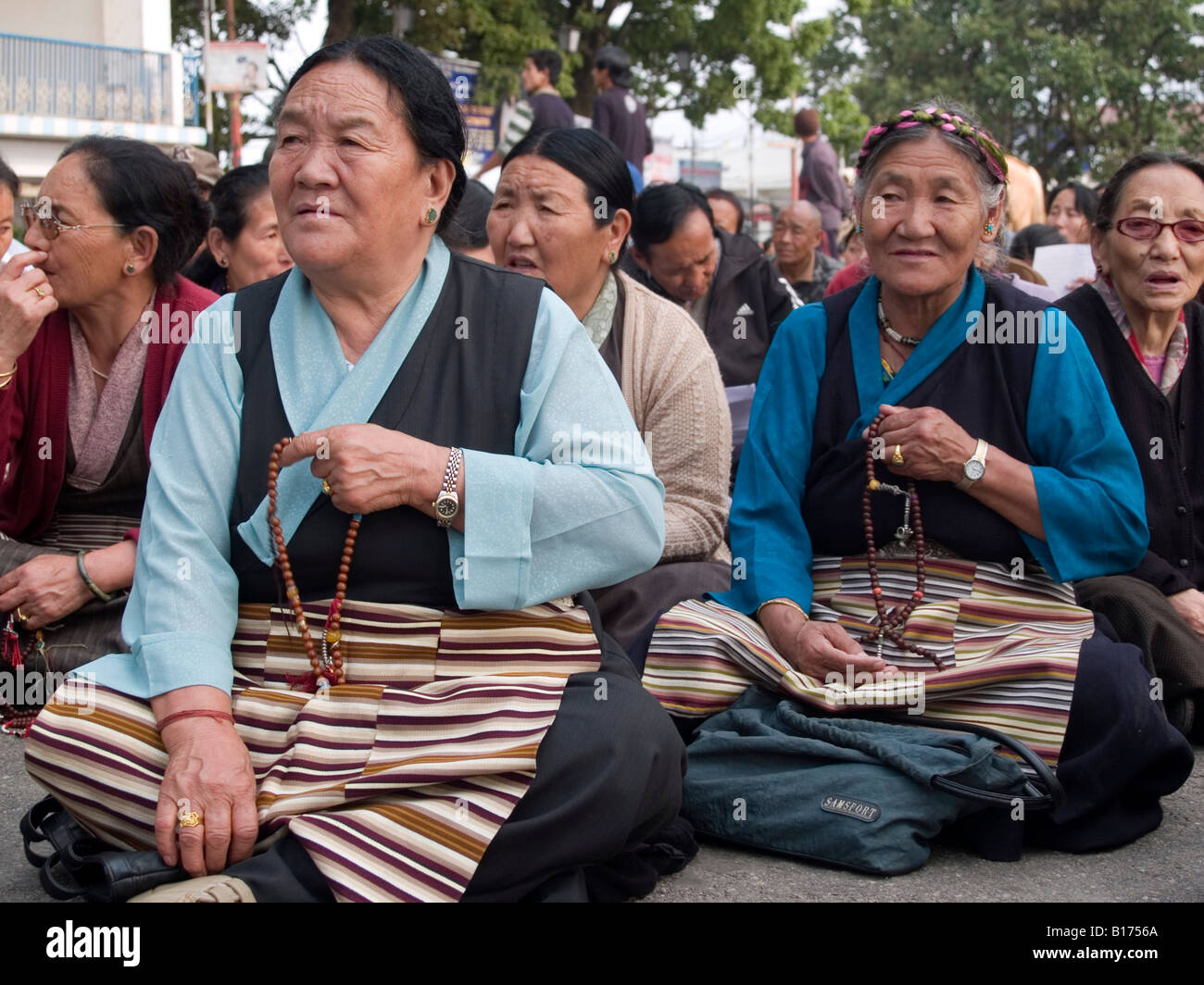 Les femmes tibétaines se doigter chapelet à un meeting de protestation ...