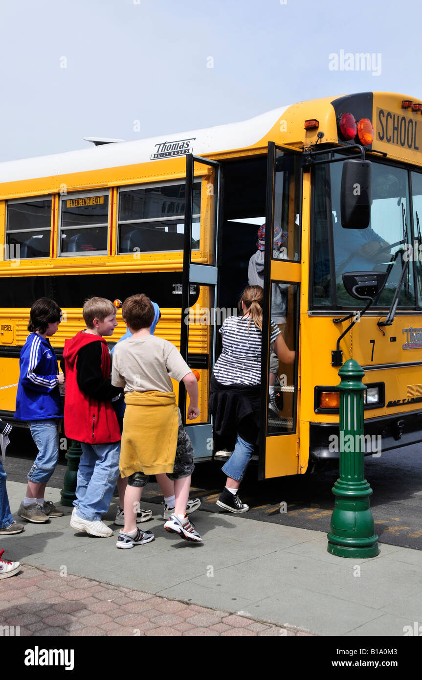 Elementary school pupil boarding bus Banque de photographies et d ...