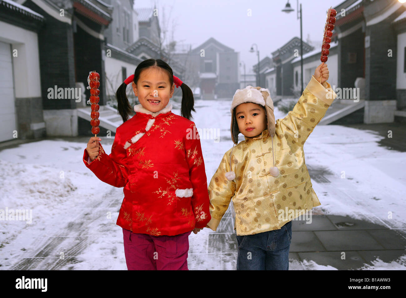 Deux enfants chinois habillés en vêtements traditionnels ...