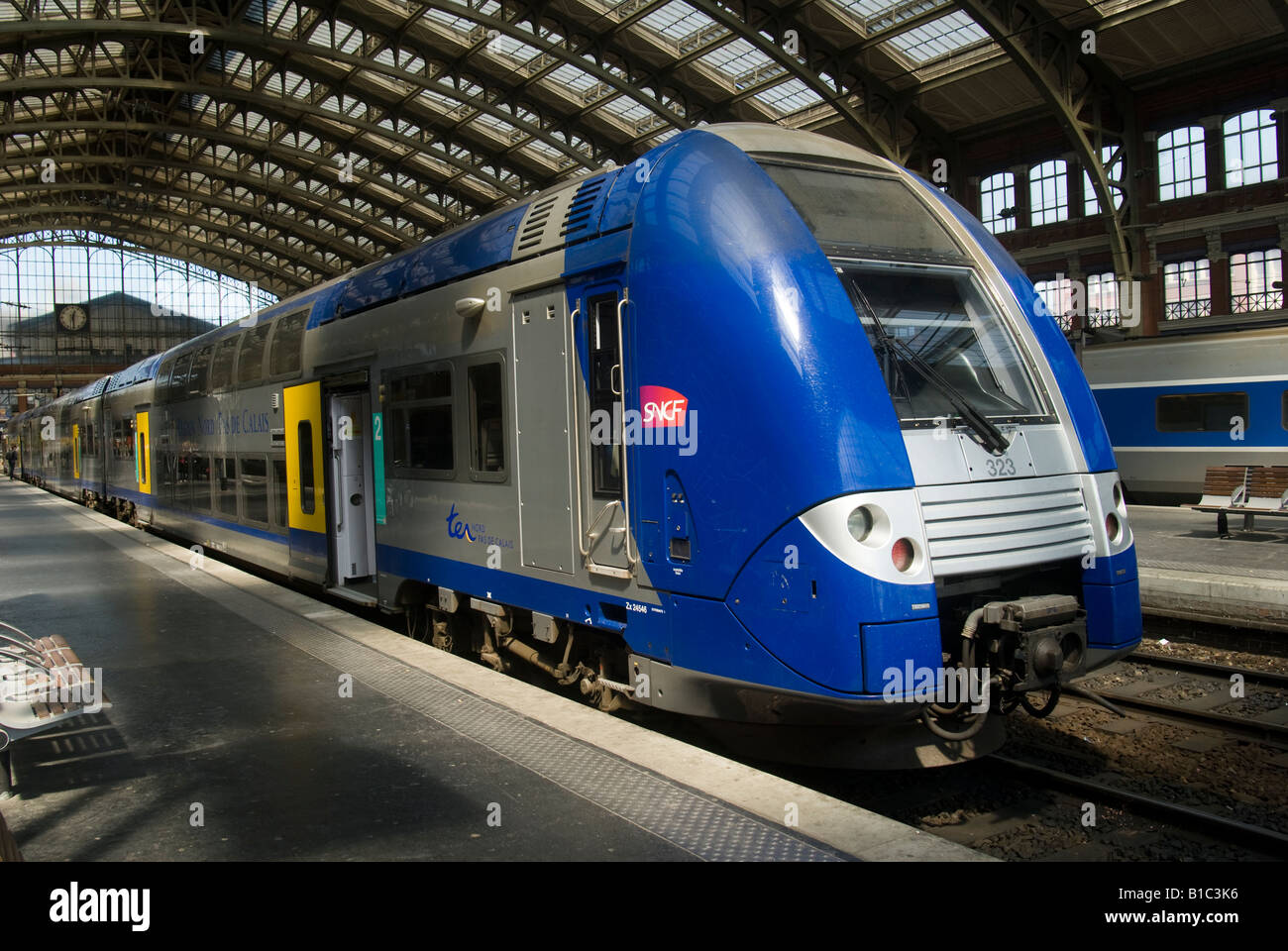 SNCF TER train régional à la gare Lille Flandres, France Photo Stock - Alamy