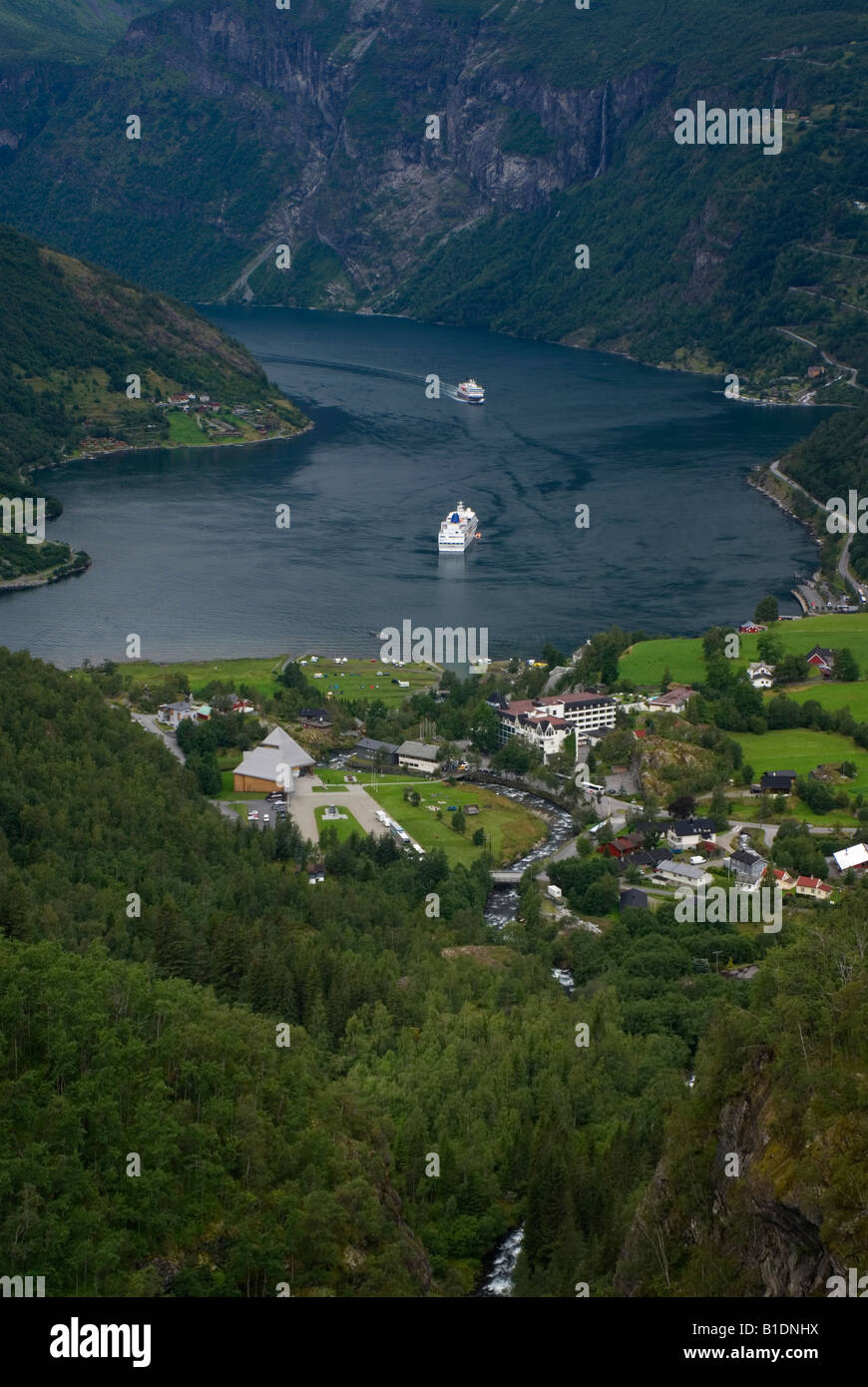 Vue de célèbre fjord de Geiranger de Flydalsjuvet viewpoint Photo Stock ...