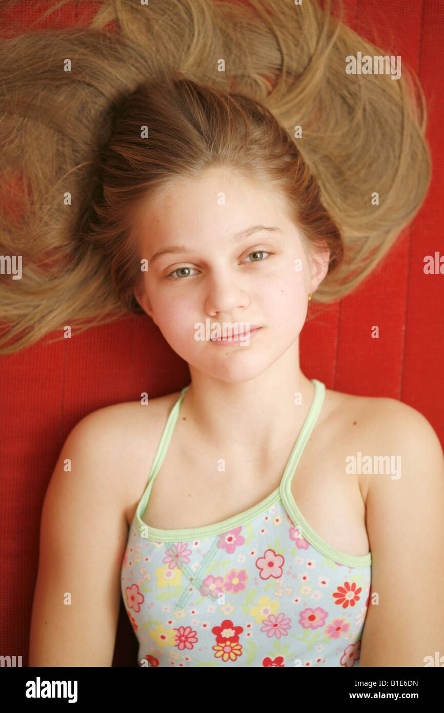 Triste Preteen Girl Laying On Bed Photo Stock Alamy