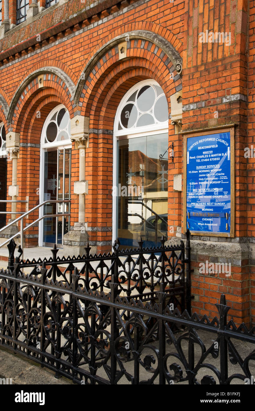 église de brique rouge Banque de photographies et d’images à haute ...