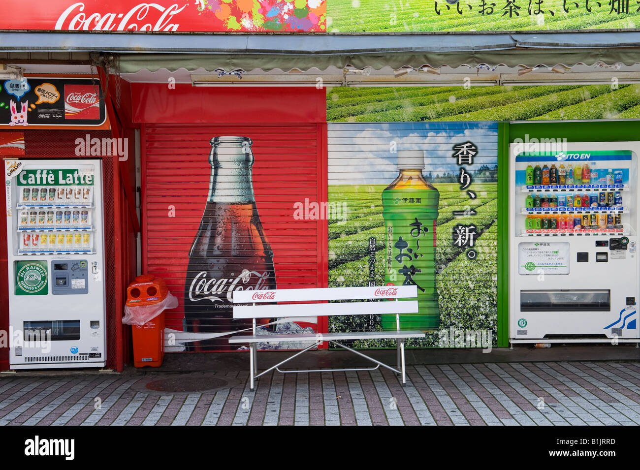 Kyoto, Japon. Des affiches et des distributeurs de Coca-Cola et de thé ...