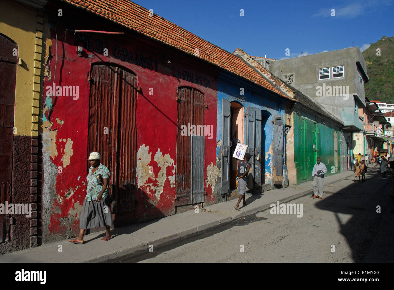 Les gens marcher sur la rue centrale de Cap Haïtien, Haïti Photo Stock ...