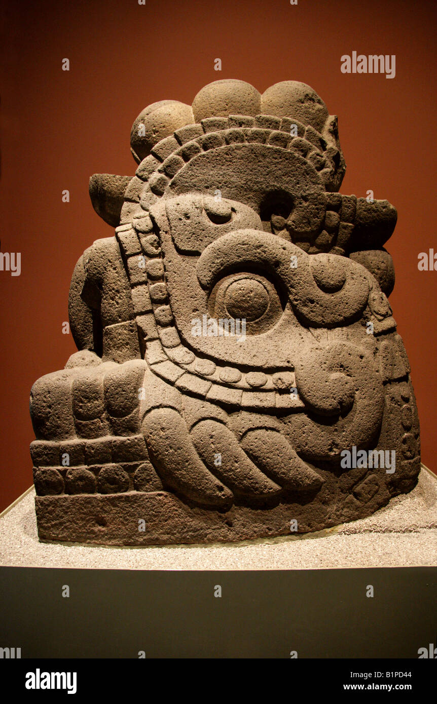 La statue de pierre Xiucoatl Aztec Fire Serpent, l'Art Précolombien ...
