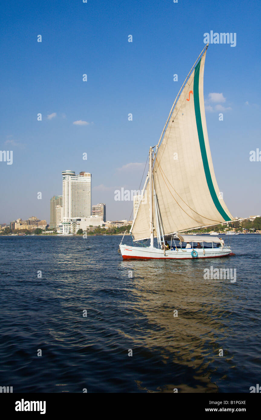 Une felouque voilier et l'hôtel Grand Hyatt sur le Nil au Caire, Egypte ...
