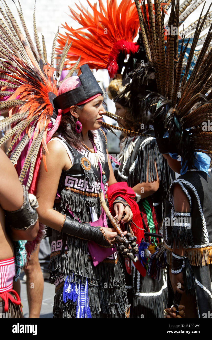 Mexican Dressed In Aztec Costume Banque d'image et photos - Alamy