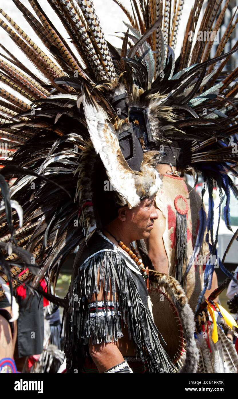 Mexican homme habillé en costume traditionnel à Aztec Aztec Festival au ...
