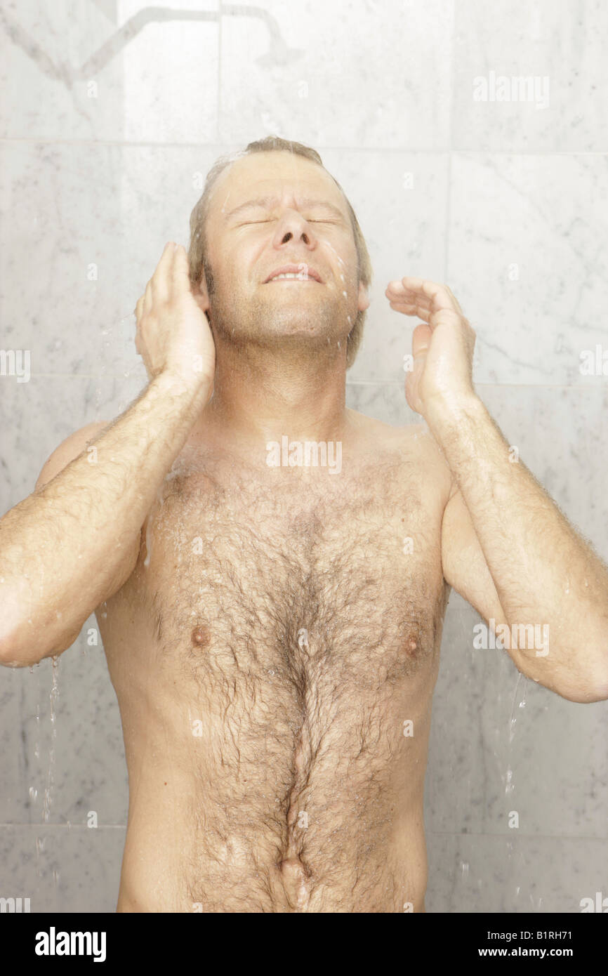 Blonde man shower Banque de photographies et d’images à haute ...