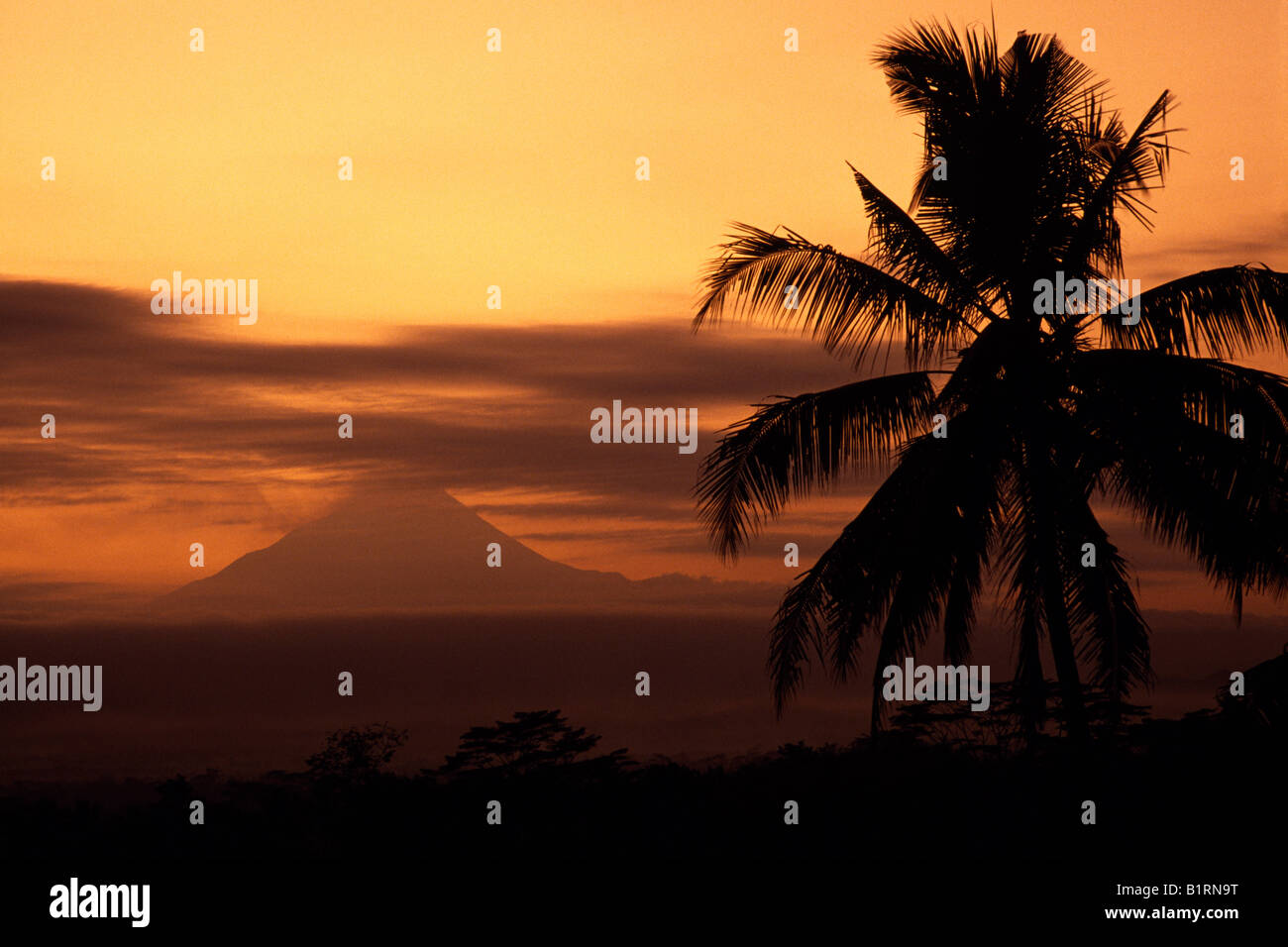 Merapi mount Banque de photographies et d’images à haute résolution - Alamy