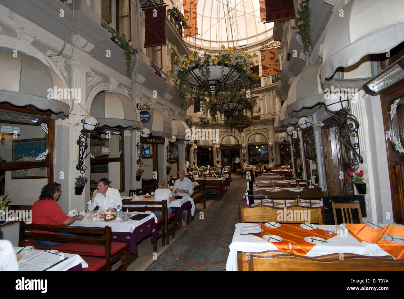 Beyoglu istanbul restaurants night Banque de photographies et d’images ...