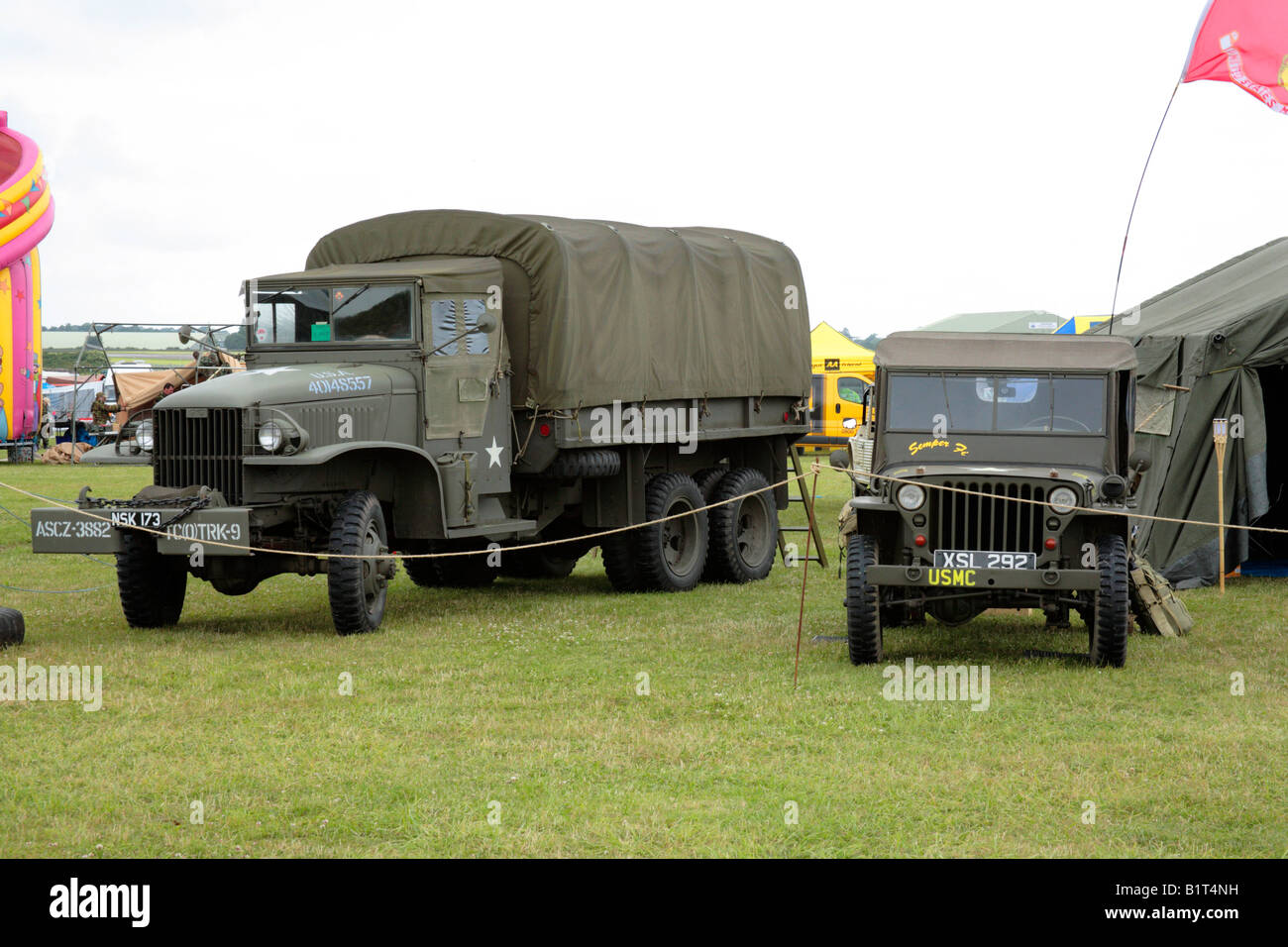 WWII GMC CCKW 353 6x6 Cargo truck et jeep Photo Stock - Alamy