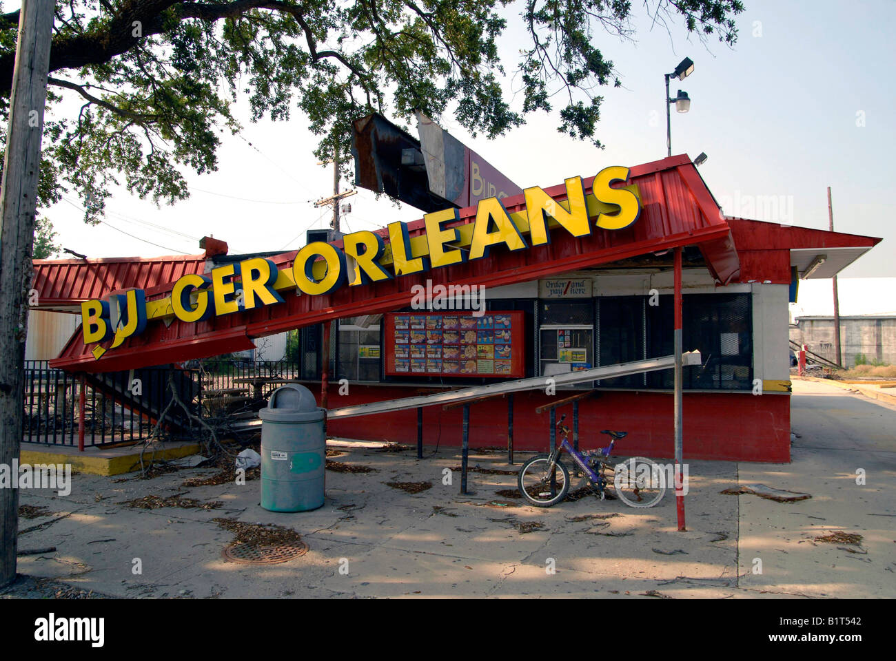 Fast food restaurant reste déserté dix mois après les levées inondé la ...
