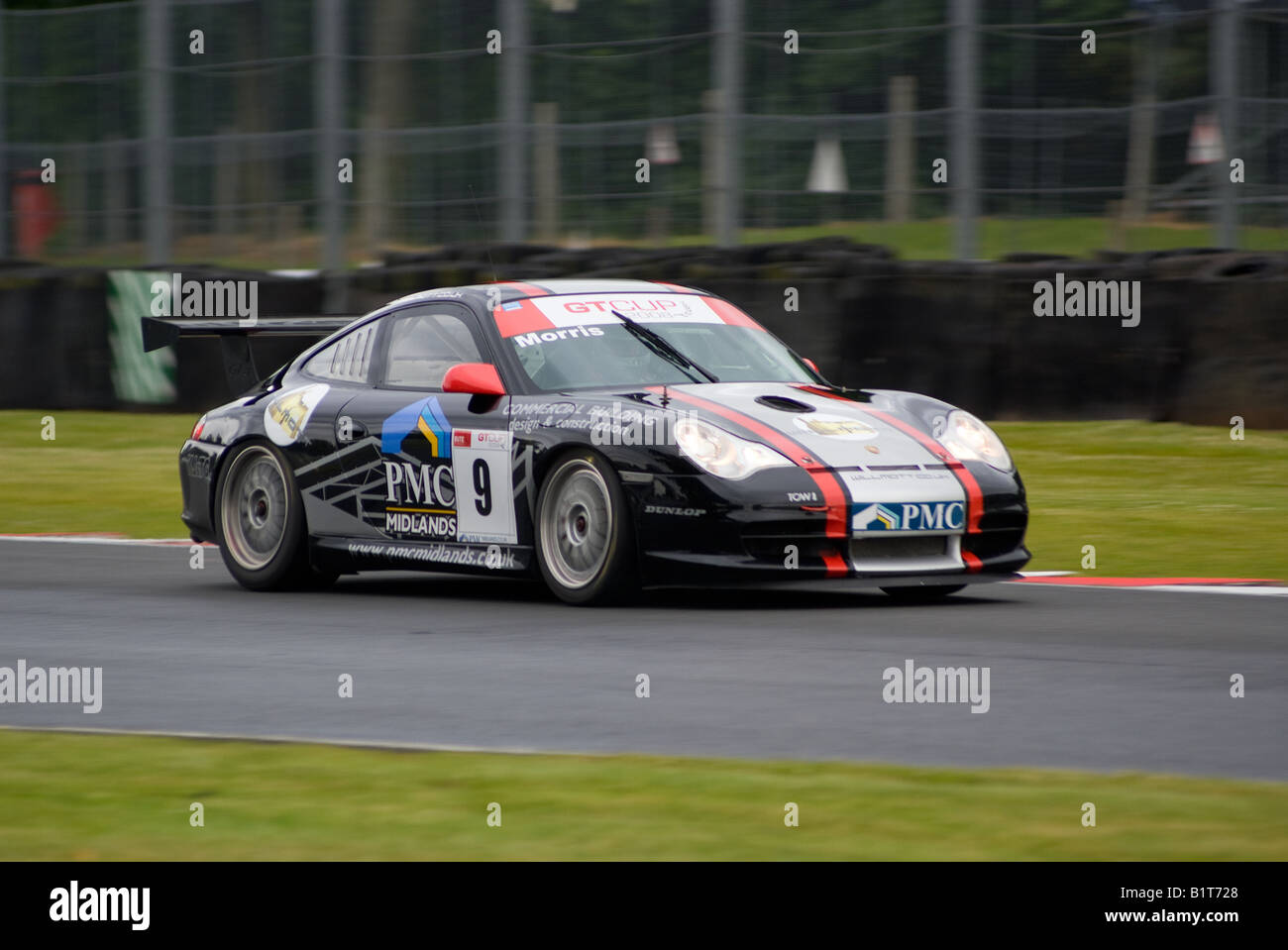 Une Porsche 996 GT3 voiture de course Sport quitter Old Hall Corner en ...