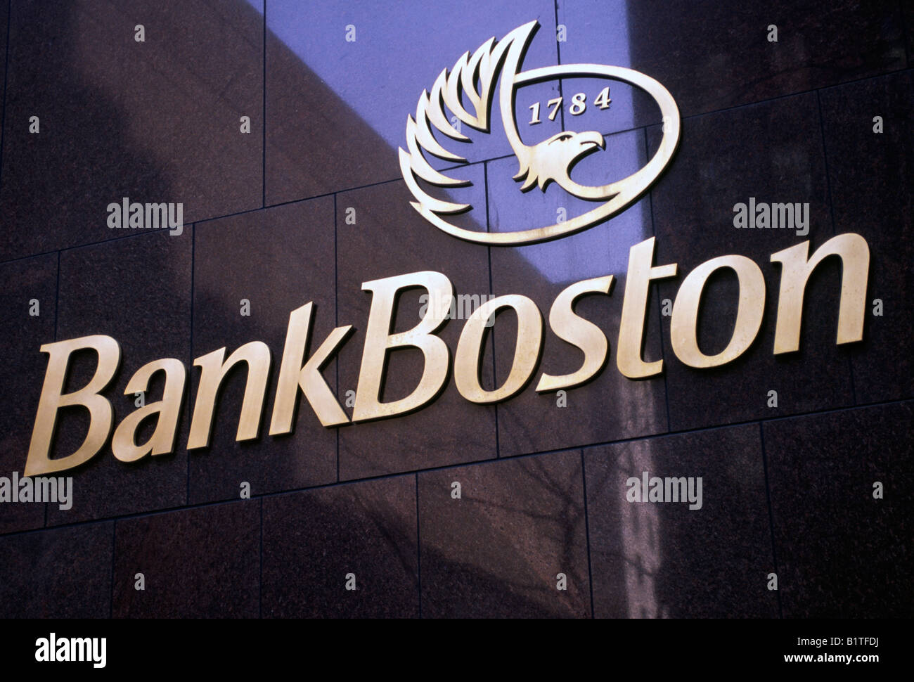 L'ancien logo de la BankBoston sur l'immeuble du siège de la banque à ...