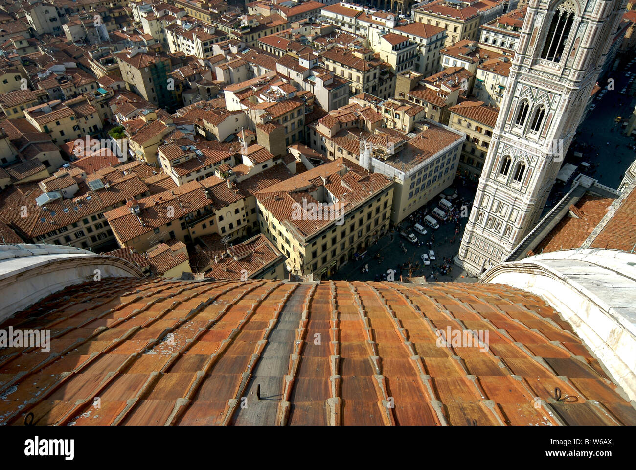 Vue du toit du Duomo au niveau du sol avec le clocher de Giotto ...