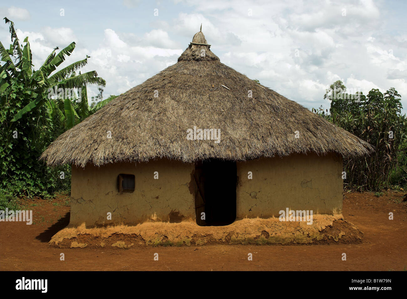 L'Afrique traditionnelle cabane de torchis avec un toit de chaume en Afrique Kenya village Photo ...