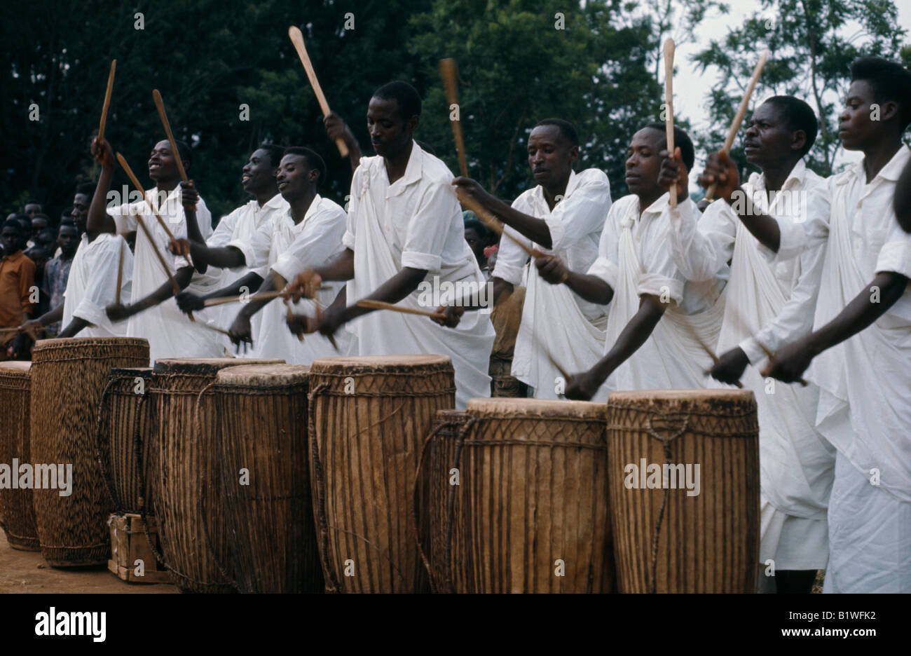 Le RWANDA CENTRE DE L'Afrique de l'homme musique de tambour battant ...