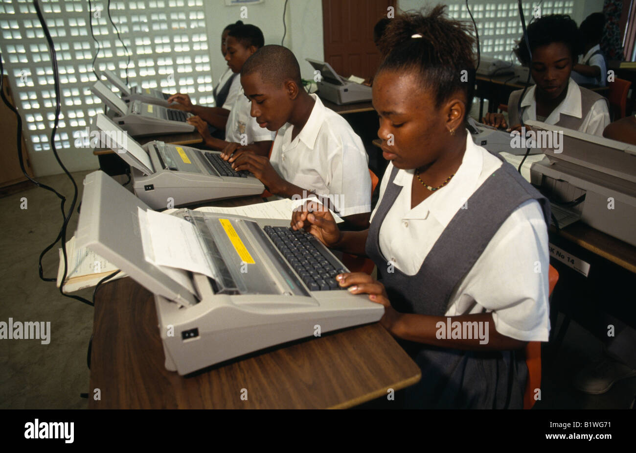 Les élèves de la classe de dactylographie, à l'aide de machines à ...