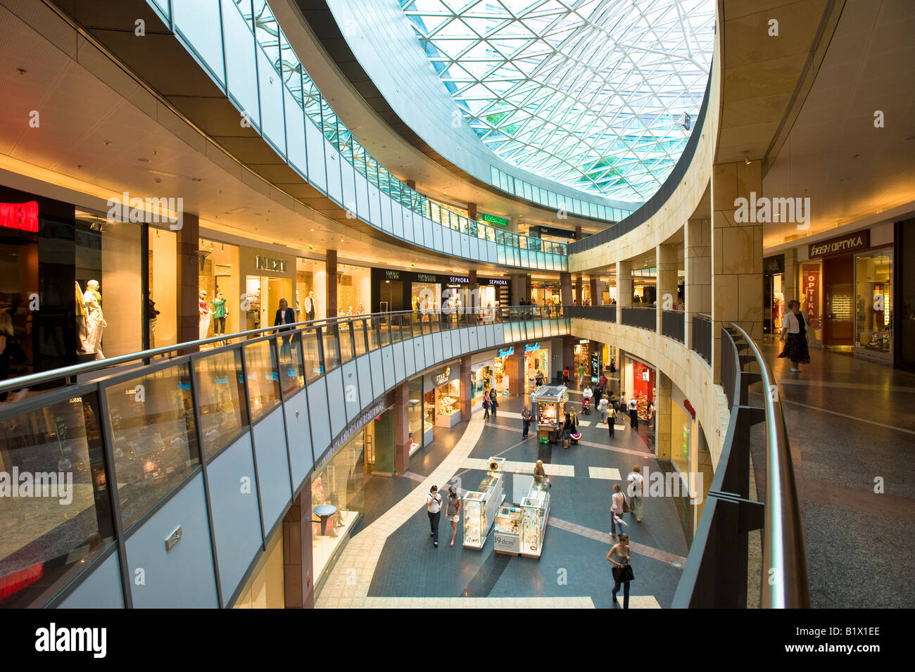 Le centre commercial moderne de Varsovie Pologne Zlote Tarasy Photo ...