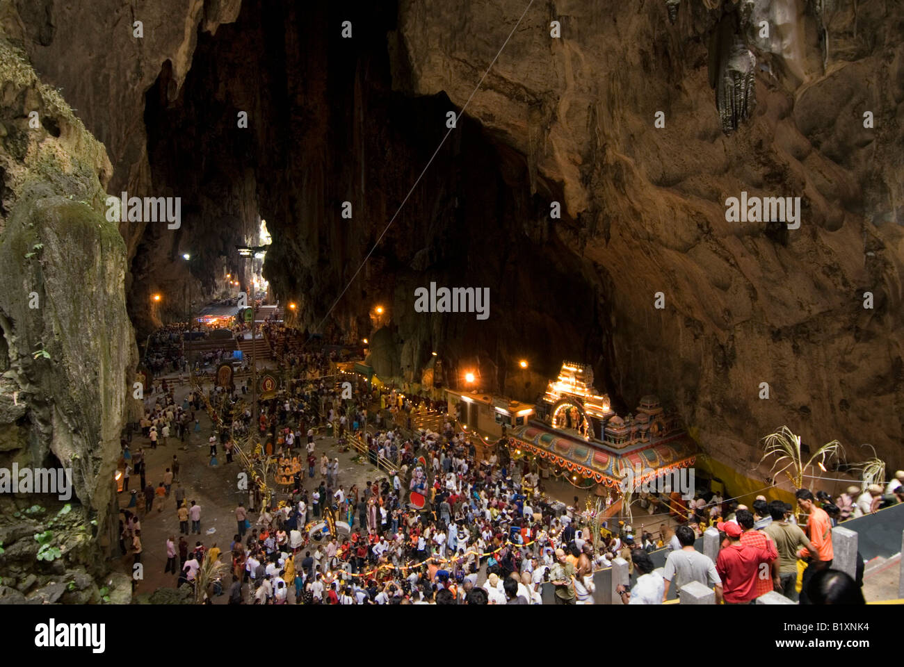 Vue de l'INTÉRIEUR DU TEMPLE ET GROTTE Grottes de Batu PENDANT LE ...