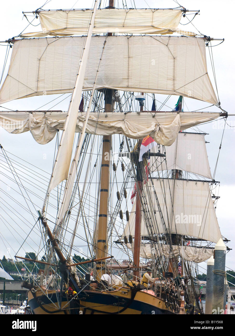Hawaiian Chieftain Tall Ship pulkling loin de dock sous voiles à Tacoma ...