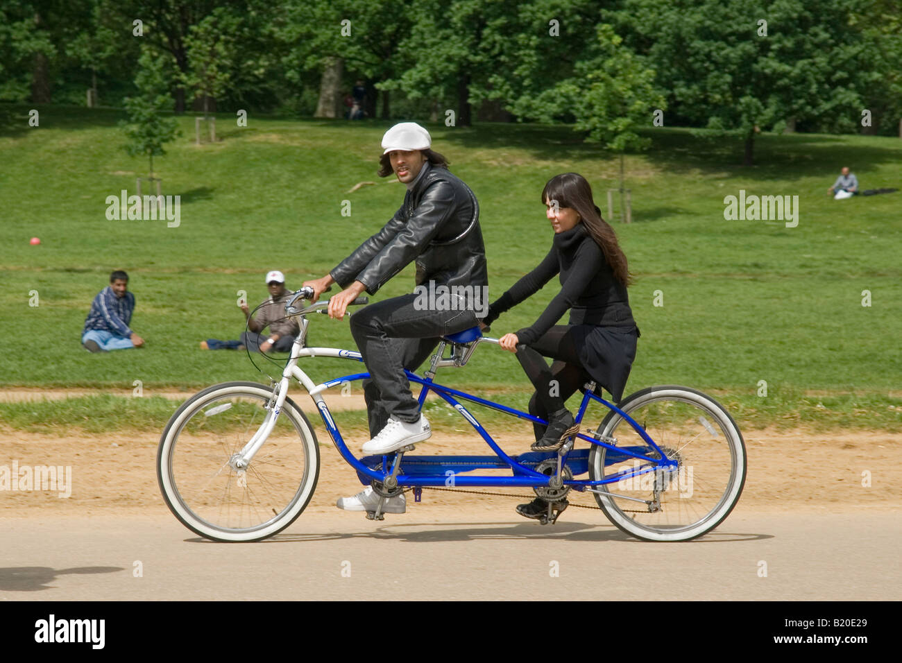 Couple sur un tandem Banque de photographies et d’images à haute ...