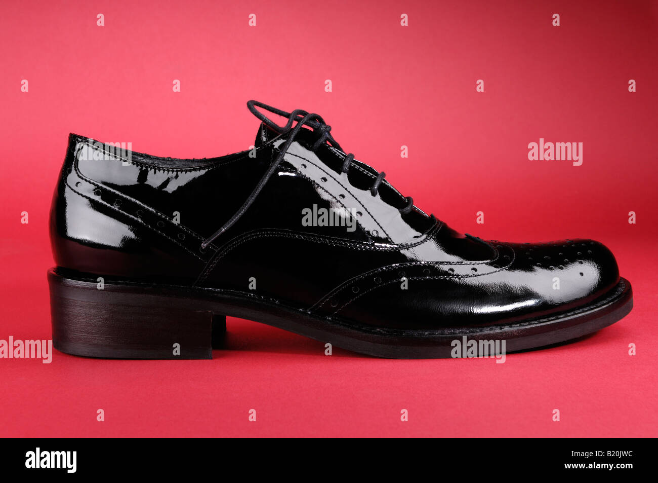 Chaussure rouge seule Banque de photographies et d’images à haute ...