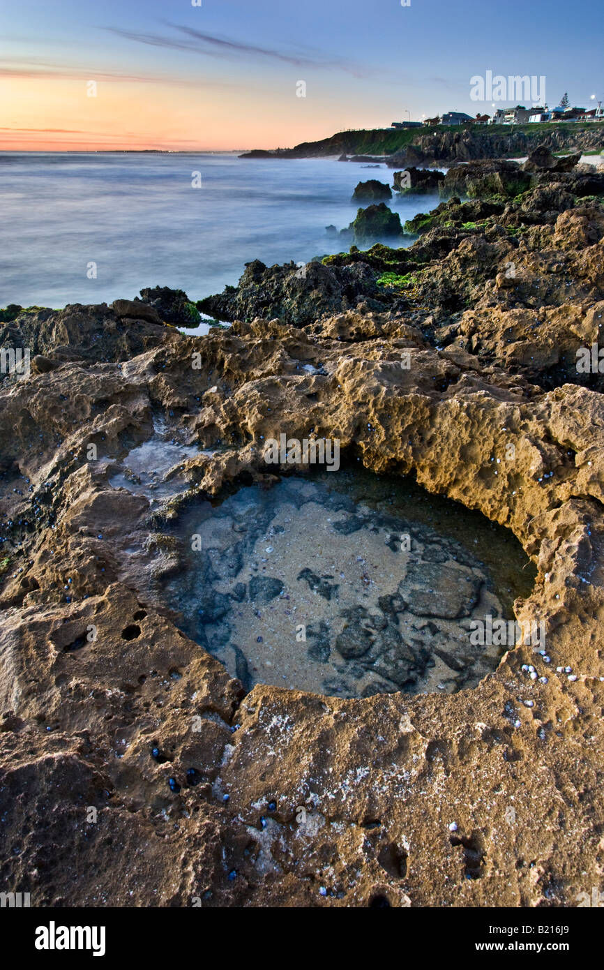 Une piscine dans les rochers en calcaire formé par l'érosion de la mer ...