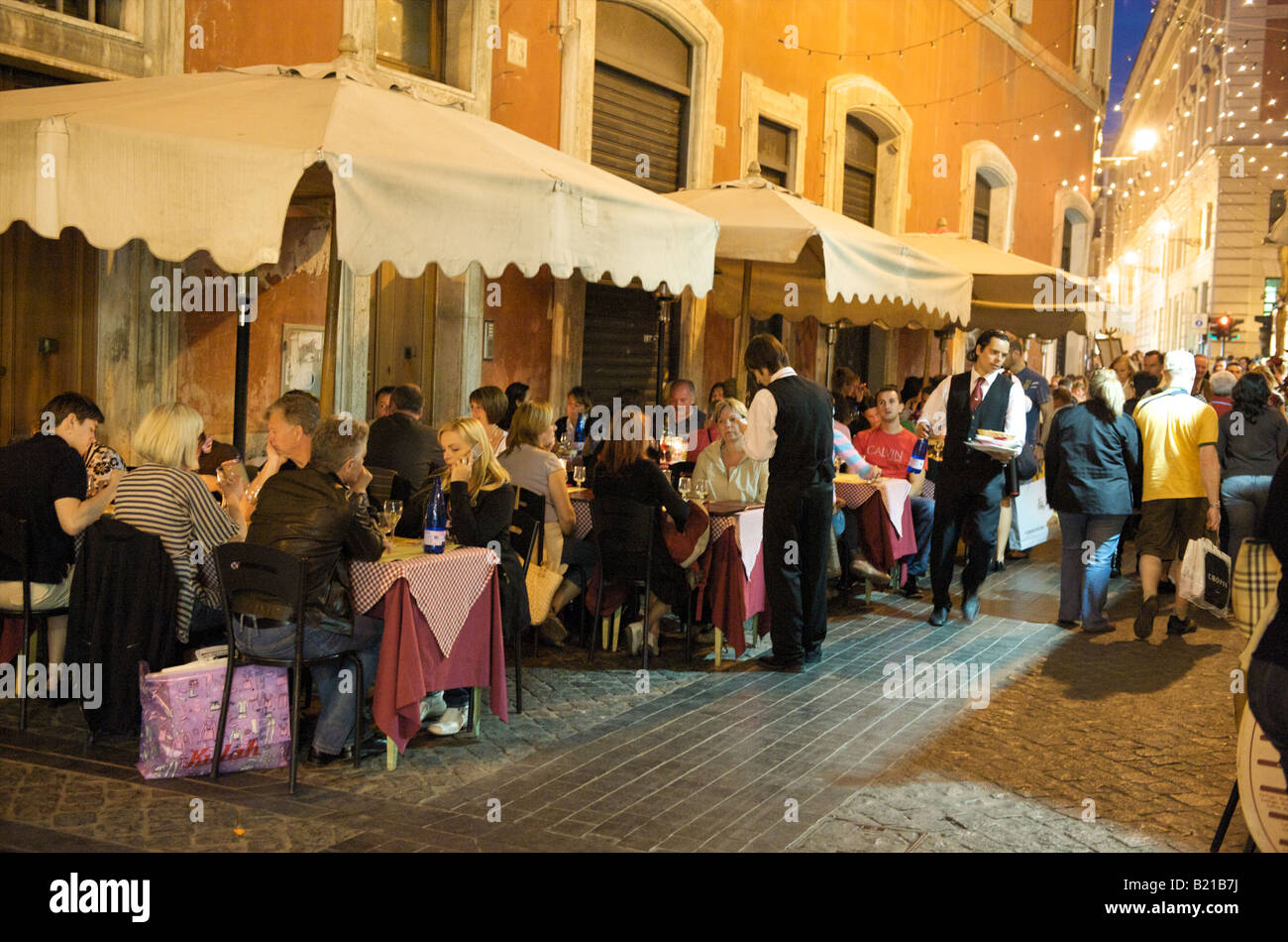 Vie nocturne de rome Banque de photographies et d’images à haute ...