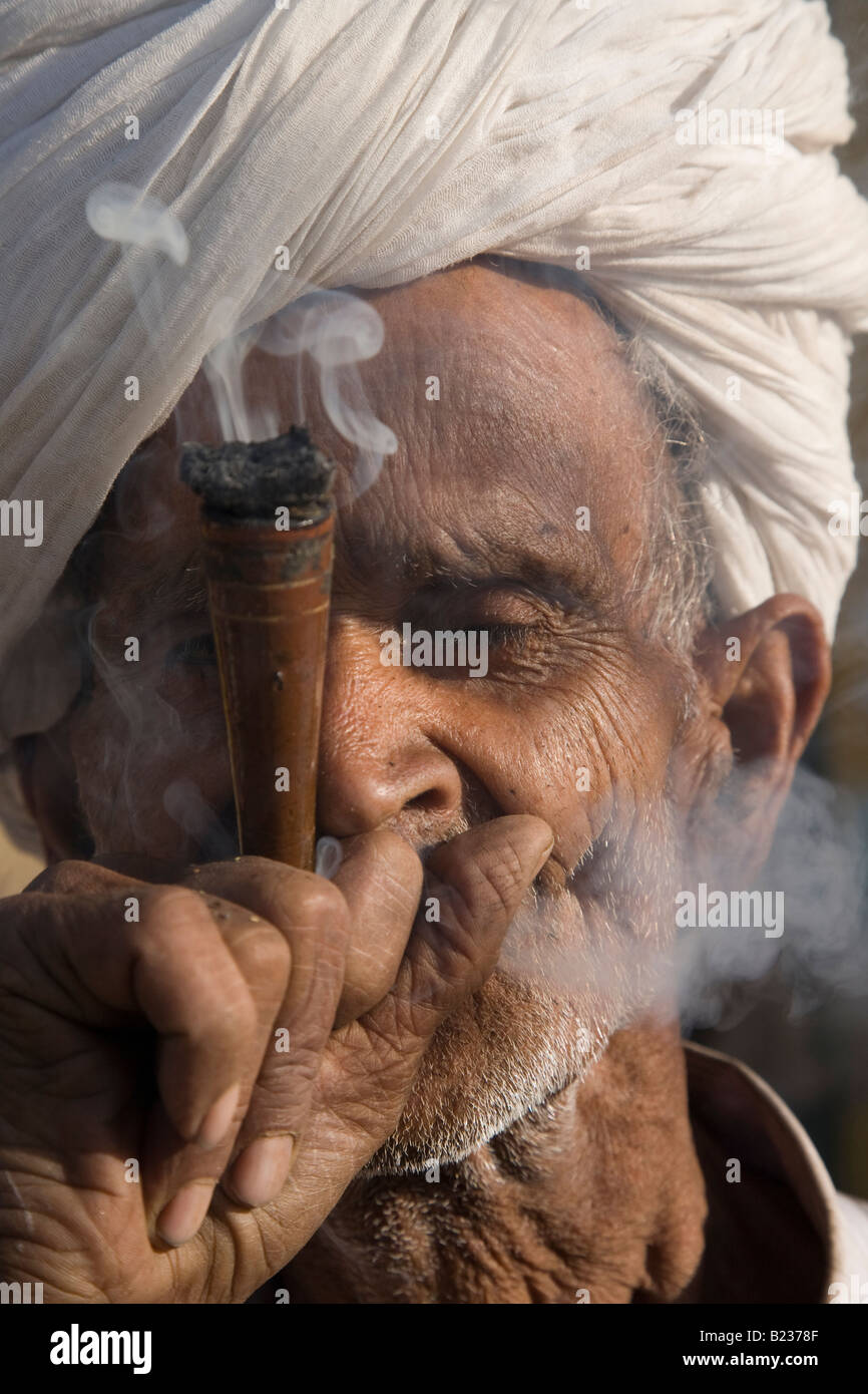Man Smoking Opium Pipe Banque De Photographies Et Dimages à Haute Résolution Alamy