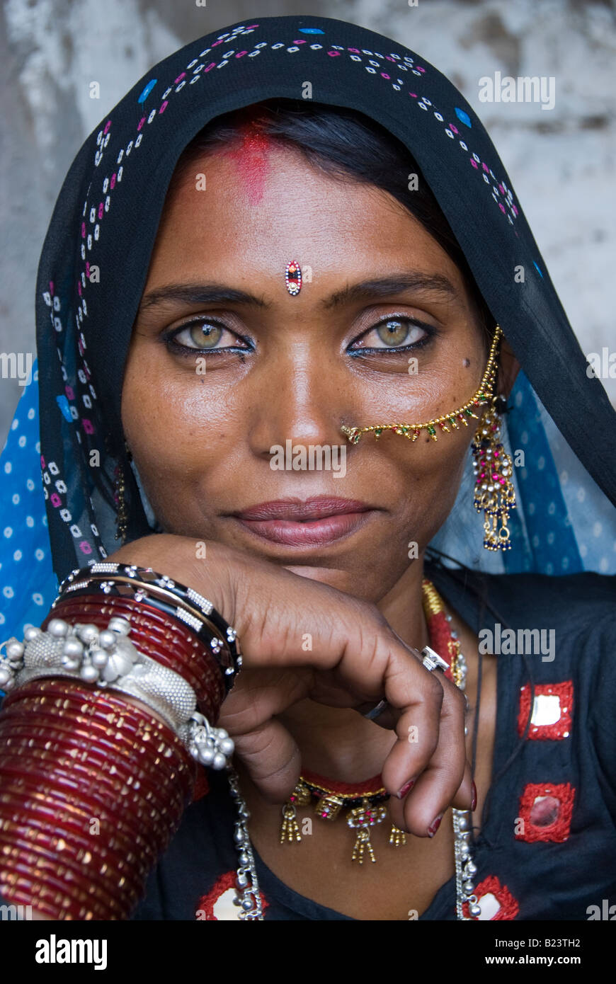 Portrait d'une belle, traditionnellement vêtus femme indienne de désert ...